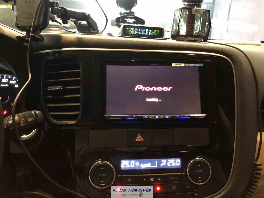 DVD Pioneer AVH-Z9250BT đã lên xe Mitsushibi Outlander - AmThanhXeHoi.com